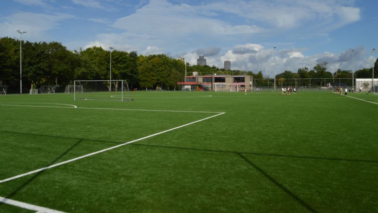 Antea Sport knapt kunstgras voetbalvelden Amsterdam op voor nieuw seizoen