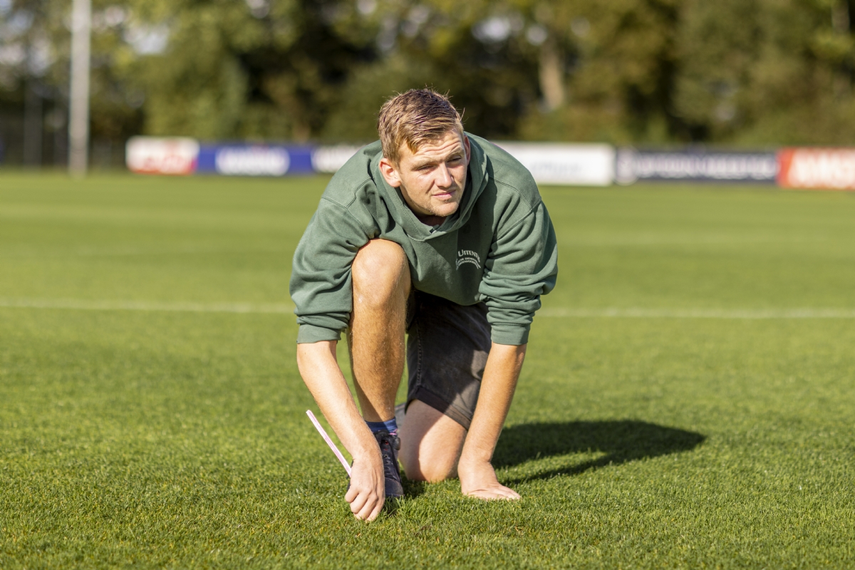 'Ooit wil ik mijn eigen grasmat in een groot voetbalstadion hebben'
