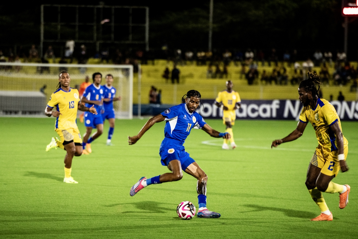 Eerste FIFA goedgekeurde Pure PT-voetbalveld in stadion op Curaçao
