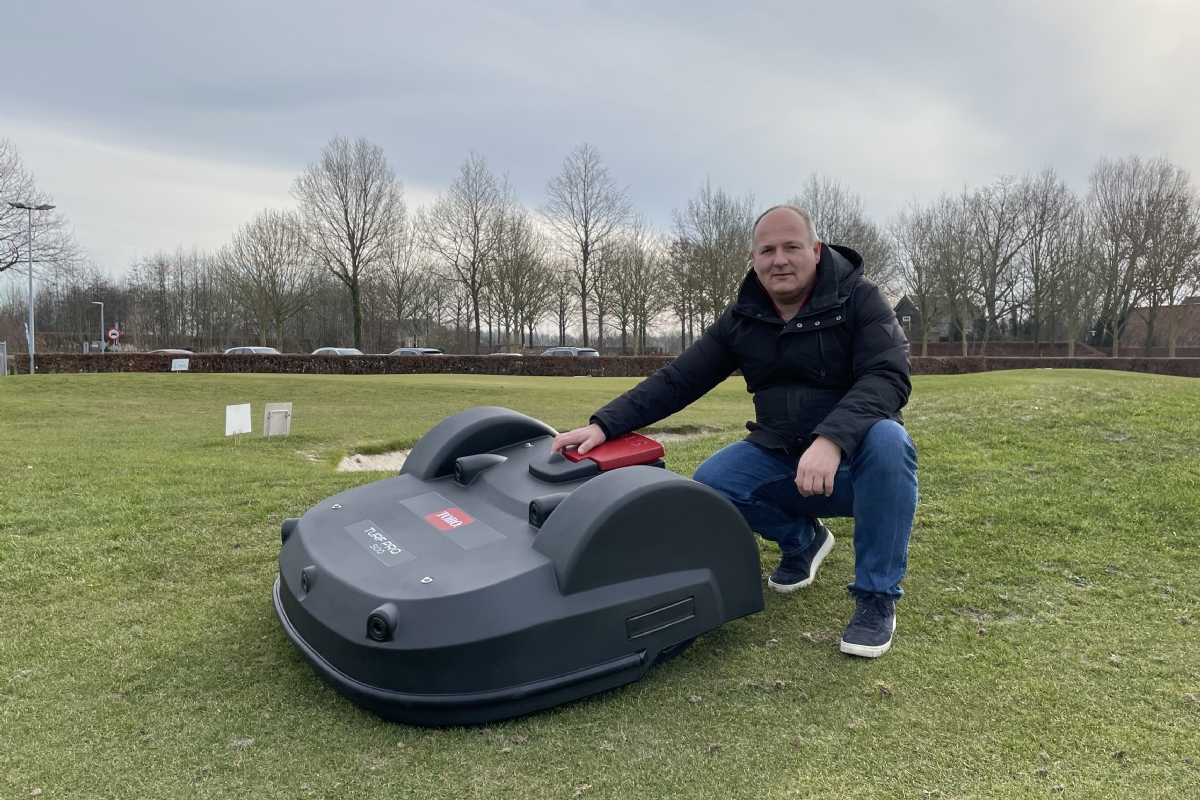 Heybroek levert nu ook robotmaaiers en ballenraper van Toro