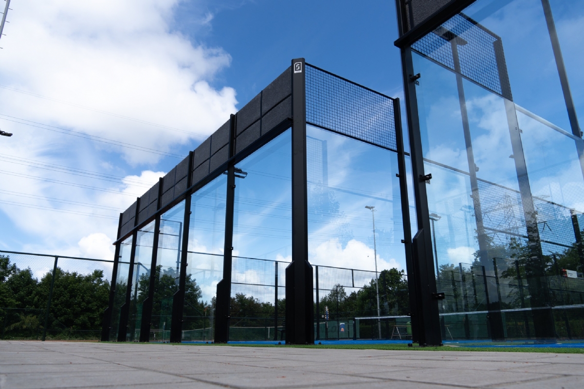 Eerste padelbanen uitgerust met akoestisch dempend materiaal